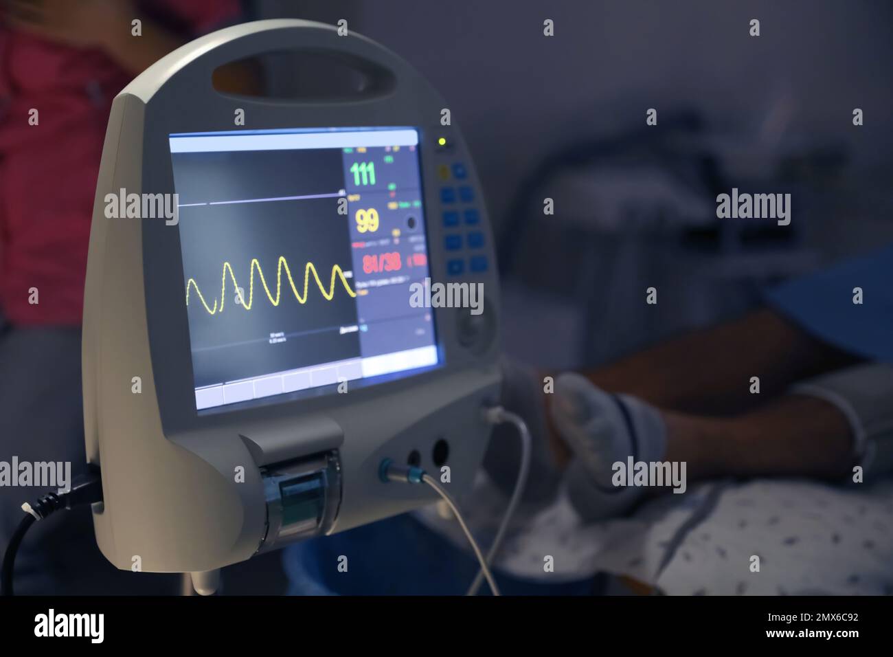 Female surgeon monitor in hi-res stock photography and images - Alamy