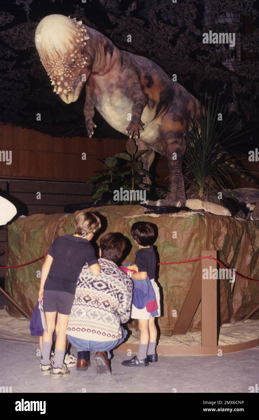 Life sized animatronic dinosaurs by American company Dinamation Corp on ...