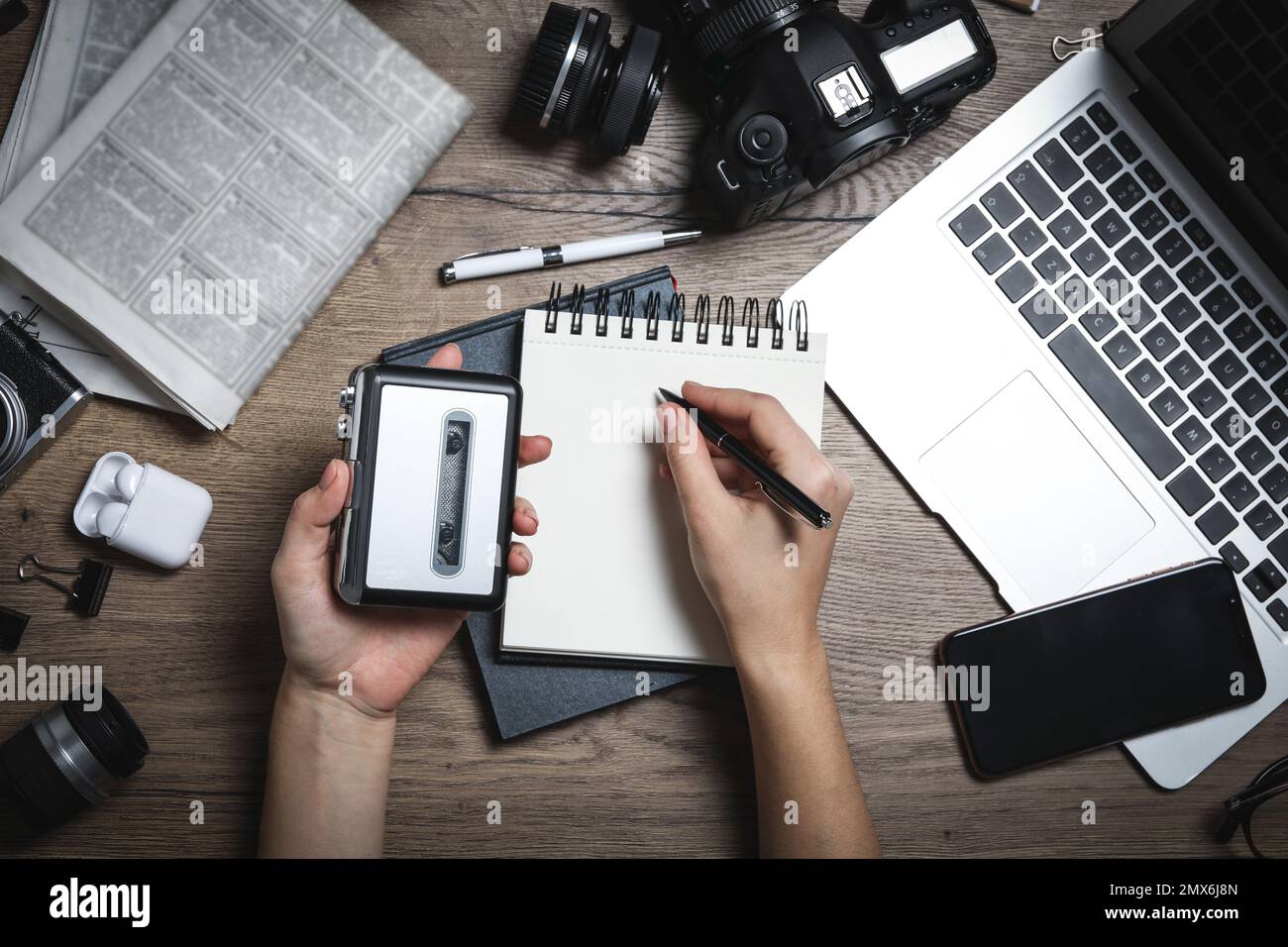 Journalist voice recorder working hi-res stock photography and images ...