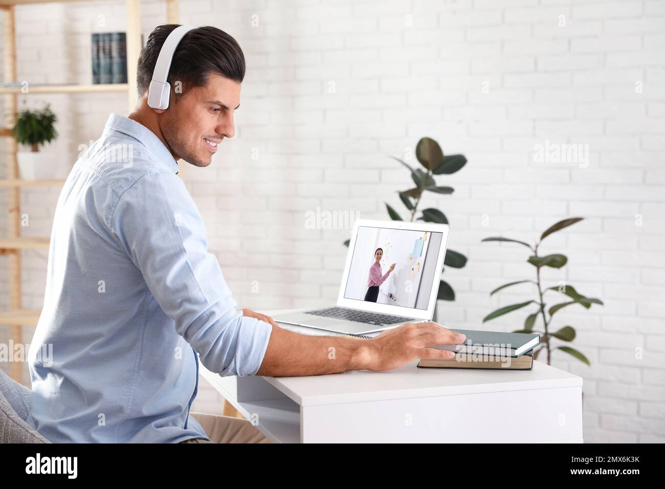 Classroom watching screen class hi-res stock photography and images - Alamy