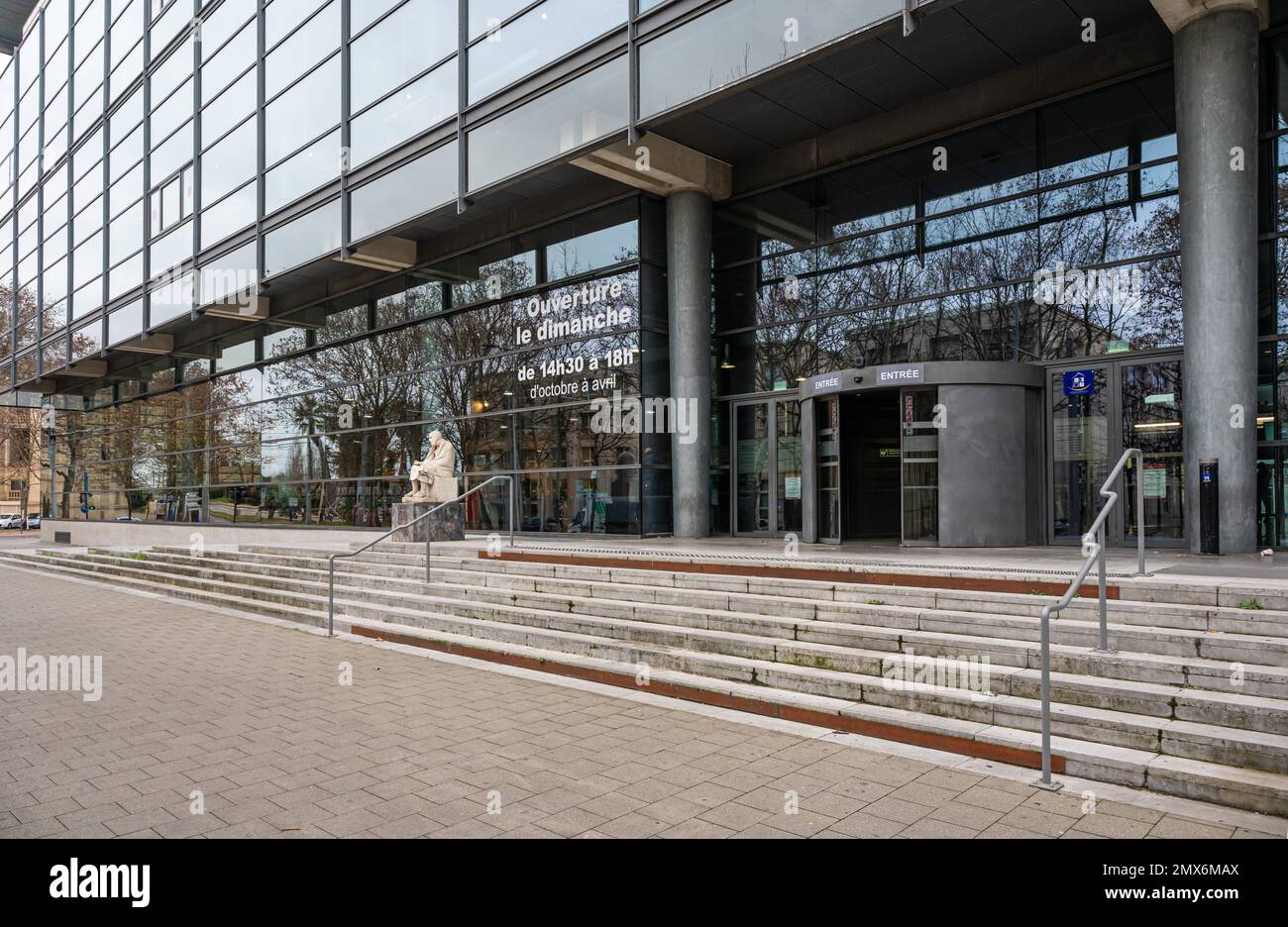 Contemporary archives hi-res stock photography and images - Alamy