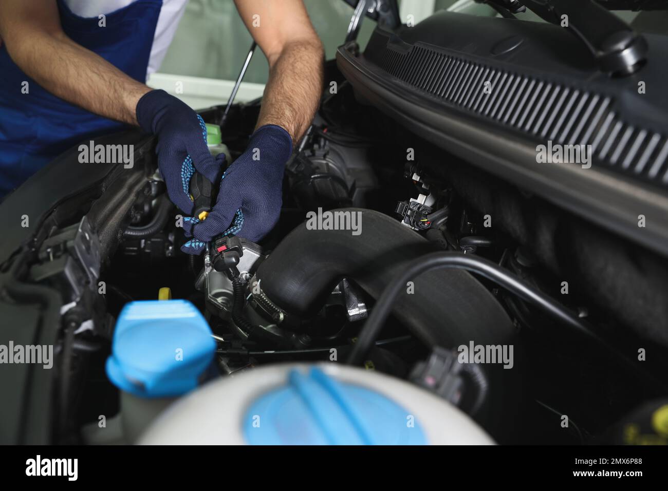 Mechanic fixing car hi-res stock photography and images - Alamy