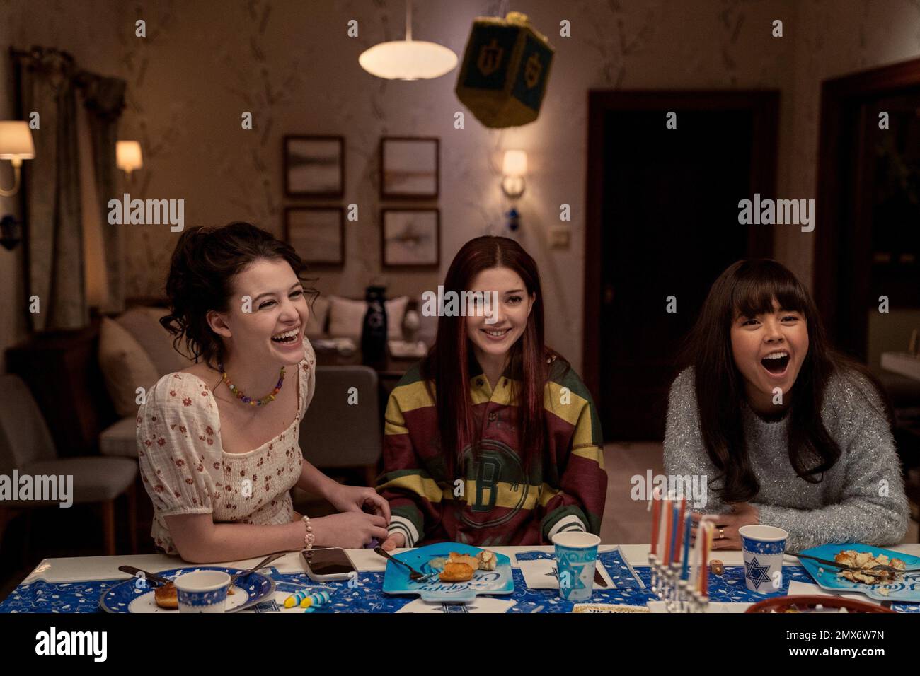 GINNY & GEORGIA, (aka GINNY AND GEORGIA), from left: Sara Waisglass ...