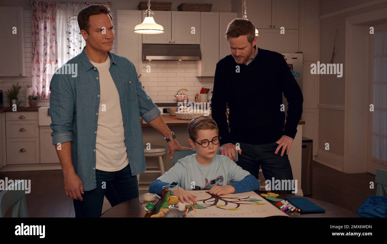 GINNY & GEORGIA, (aka GINNY AND GEORGIA), from left: Scott Porter ...