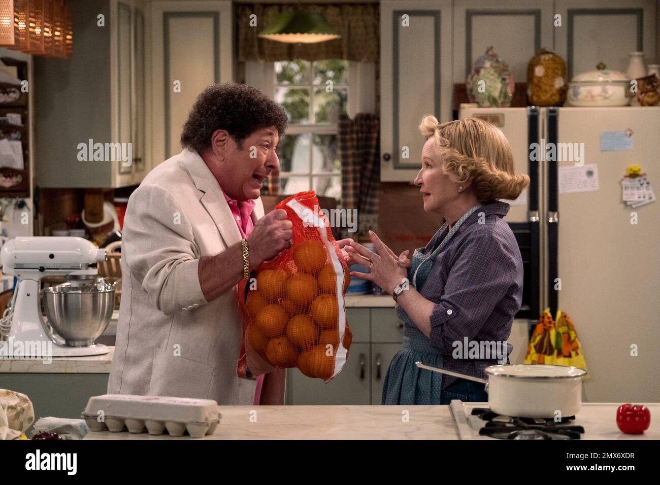 THAT '90S SHOW, (aka THAT 90S SHOW), from left: Don Stark, Debra Jo ...