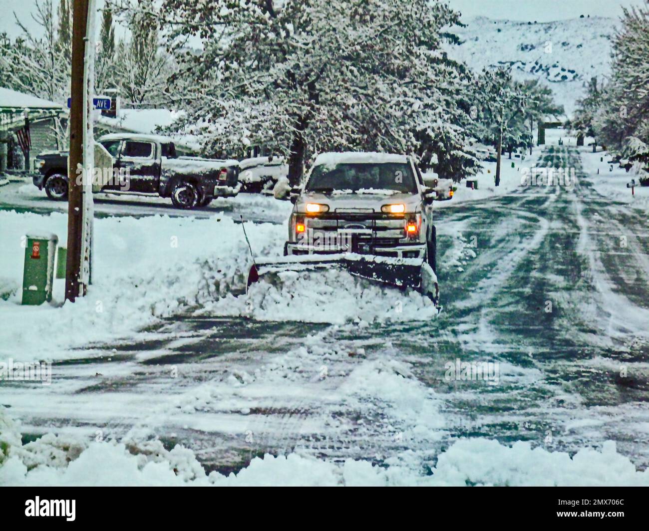 Klamath Fslls, Oregon. December 1, 2022. Snowing and snow plow Stock ...