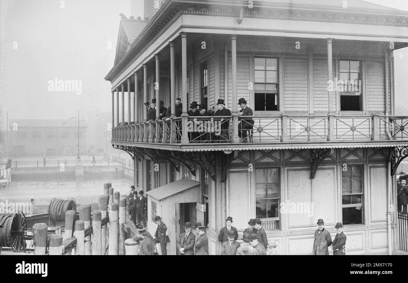 Fire boats hi-res stock photography and images - Alamy
