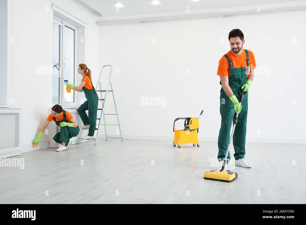 Team janitors cleaning room hi-res stock photography and images - Alamy