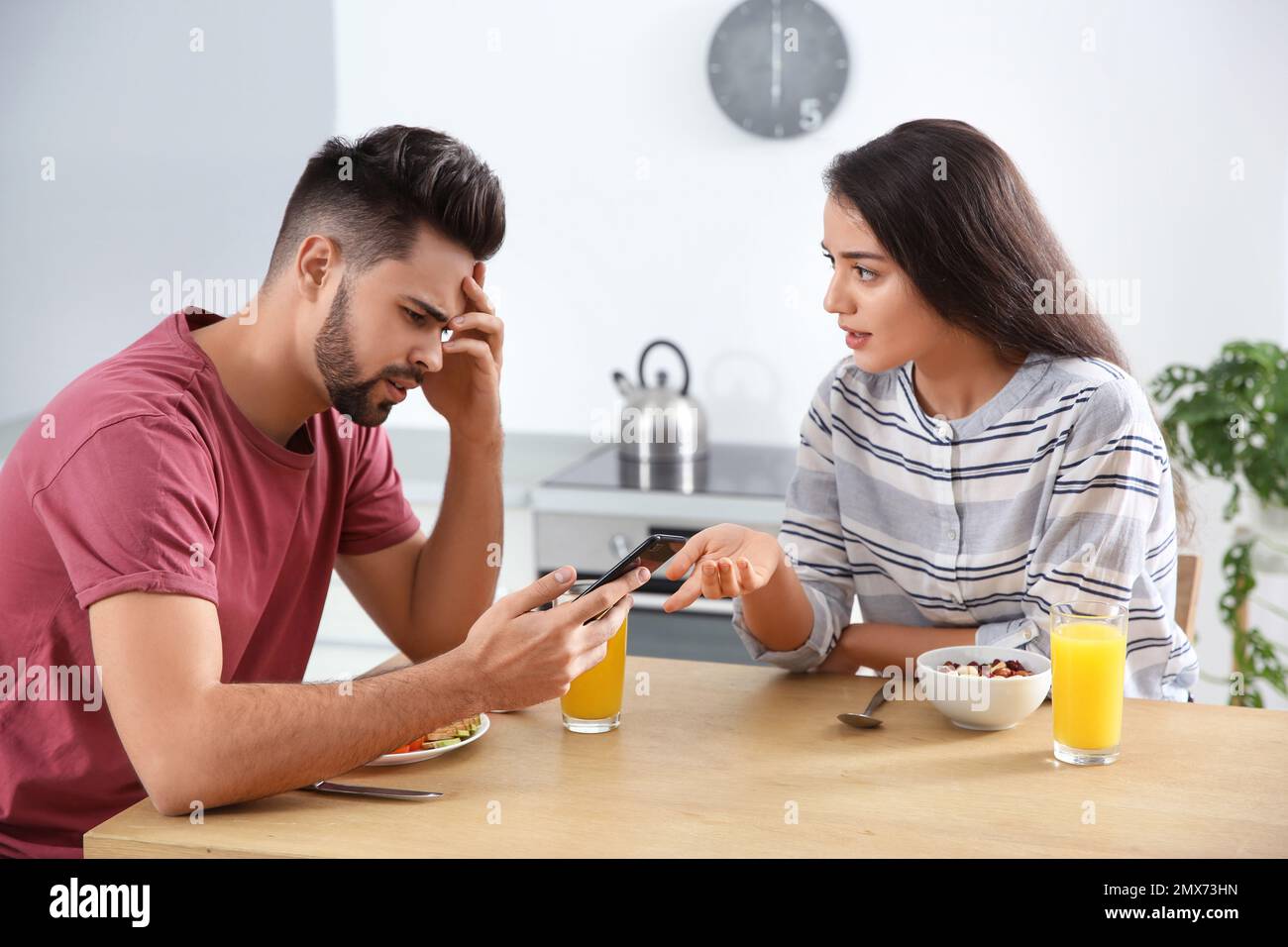 Woman looking distrustful at man hi-res stock photography and images - Alamy