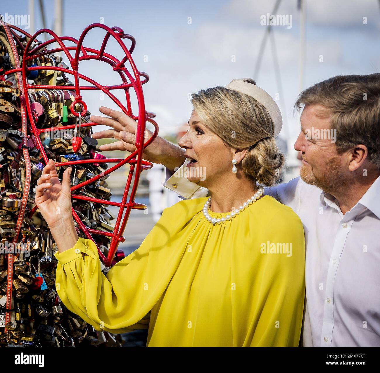 WILLEMSTAD - King Willem-Alexander and Queen Maxima hang a lock on the ...