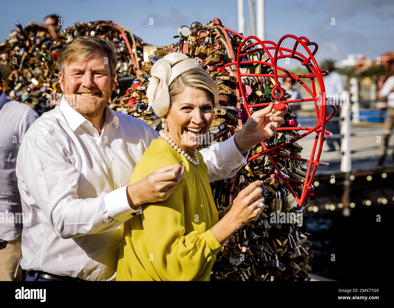 WILLEMSTAD - King Willem-Alexander and Queen Maxima hang a lock on the ...