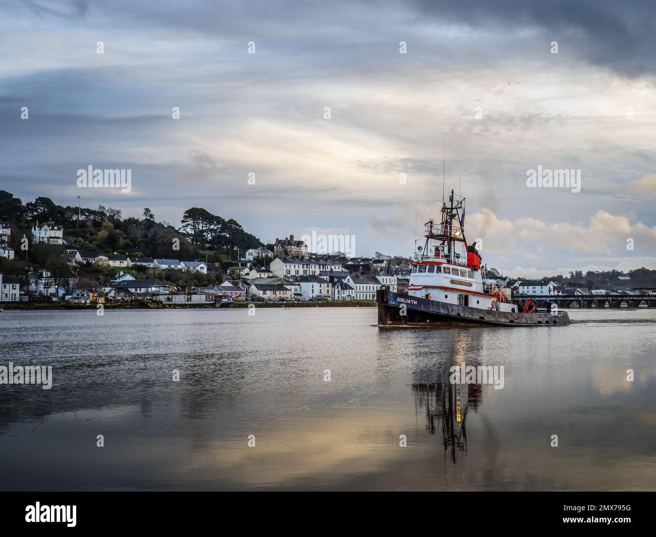 BIDEFORD, DEVON, ENGLAND - DECEMBER 21 2022: The tug Goliath heading ...