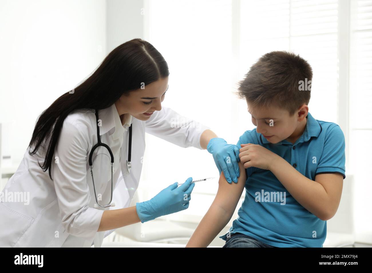 Doctor vaccinating little child in modern clinic Stock Photo - Alamy