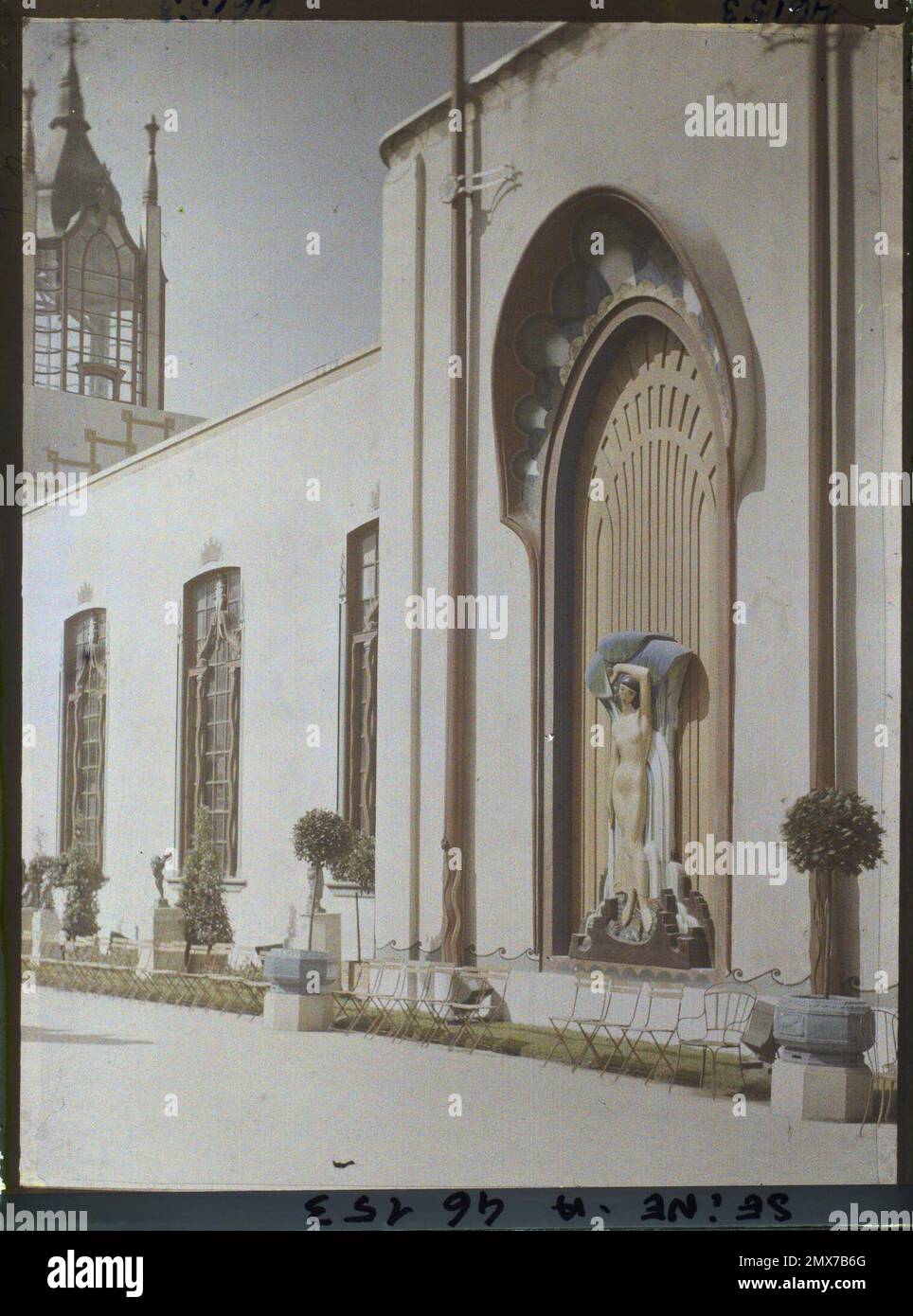 Statue tower mast sculpture painted decor decorative arts exhibi hi-res stock photography and ...