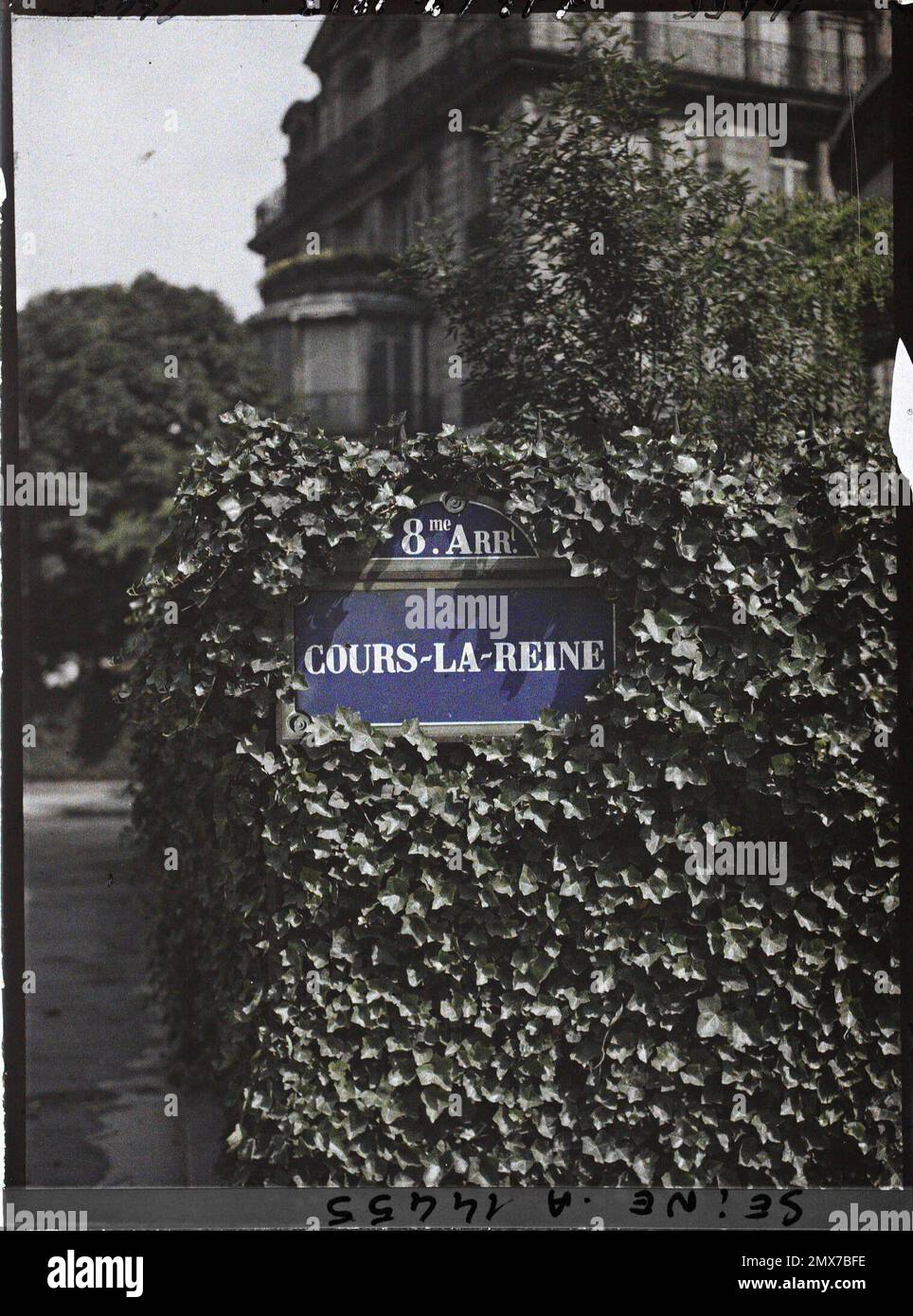 Paris (VIIIE arr.), France Plaque "Cours-la-Reine", at the angle of the ...