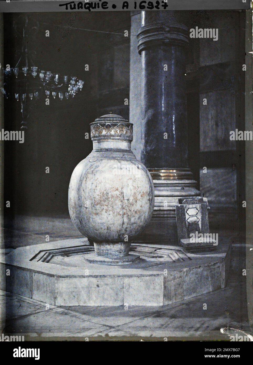 Constantinople (current Istanbul), ancient Turkey Jarre at the foot of ...