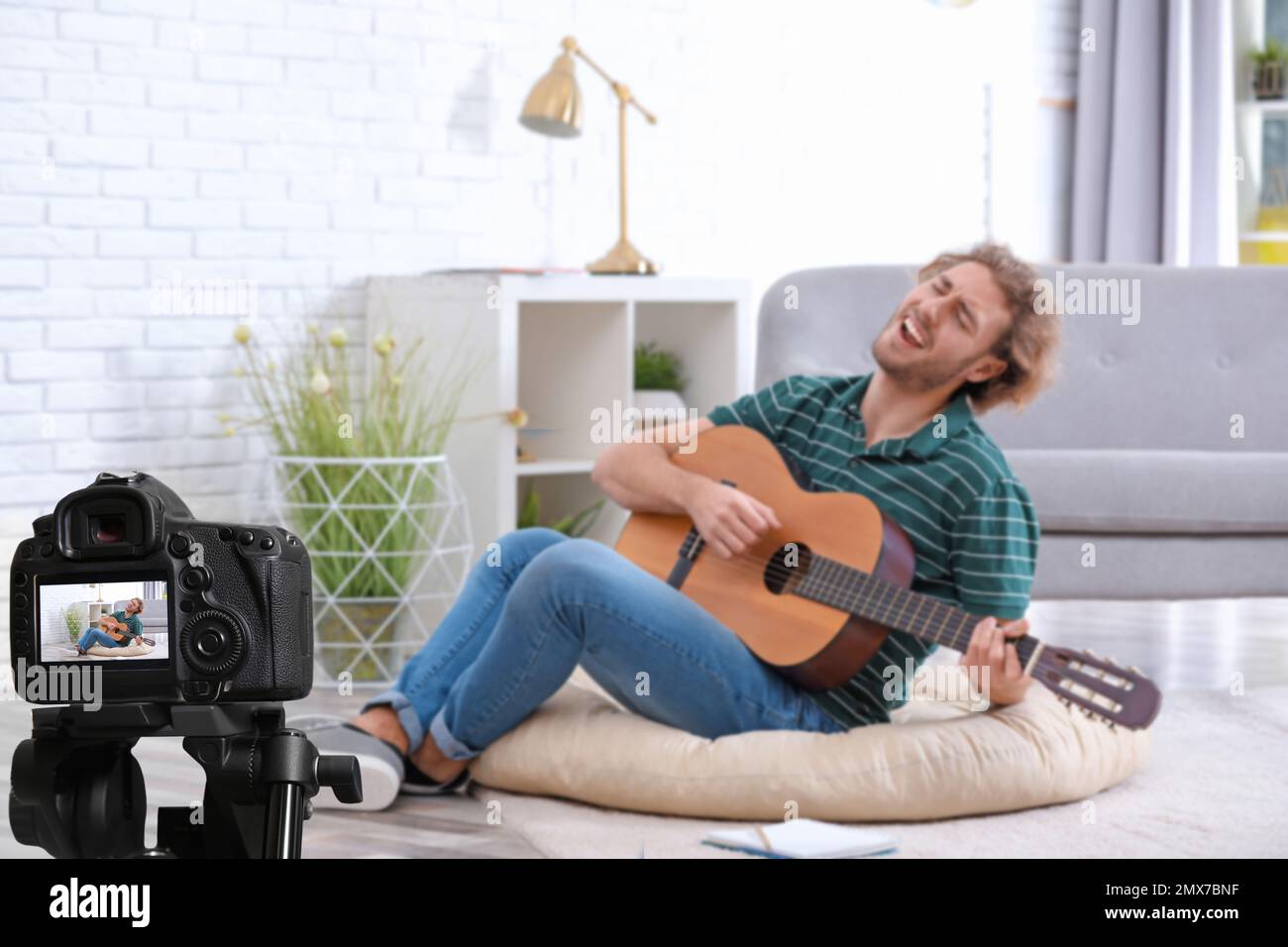 Guitar lesson hi-res stock photography and images - Alamy