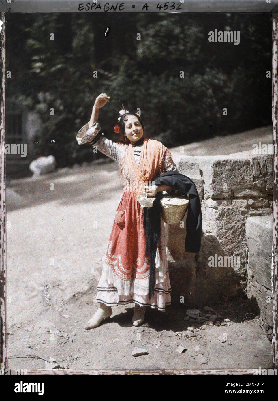 Granada, Andalusian Spain in traditional costume sketching a flamenco ...