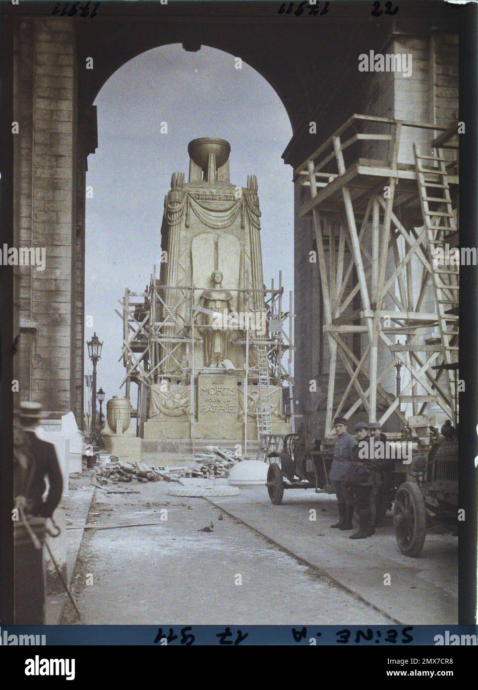 Paris (8th arr.), France the cenotaph dedicated to the dead for the ...