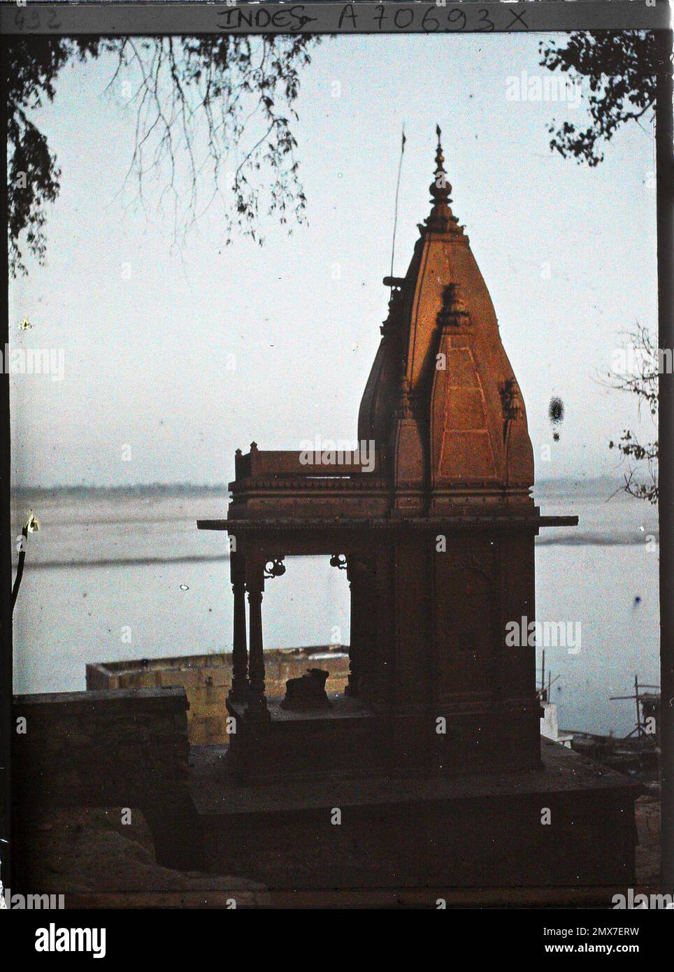Benarès, Indes Small Shivaïte Temple on the verge of Ganges , 1913-1914 ...