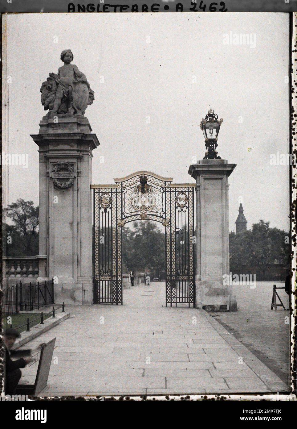 London, England Outdoor Grille Buckingham Palace , 1913 - England ...
