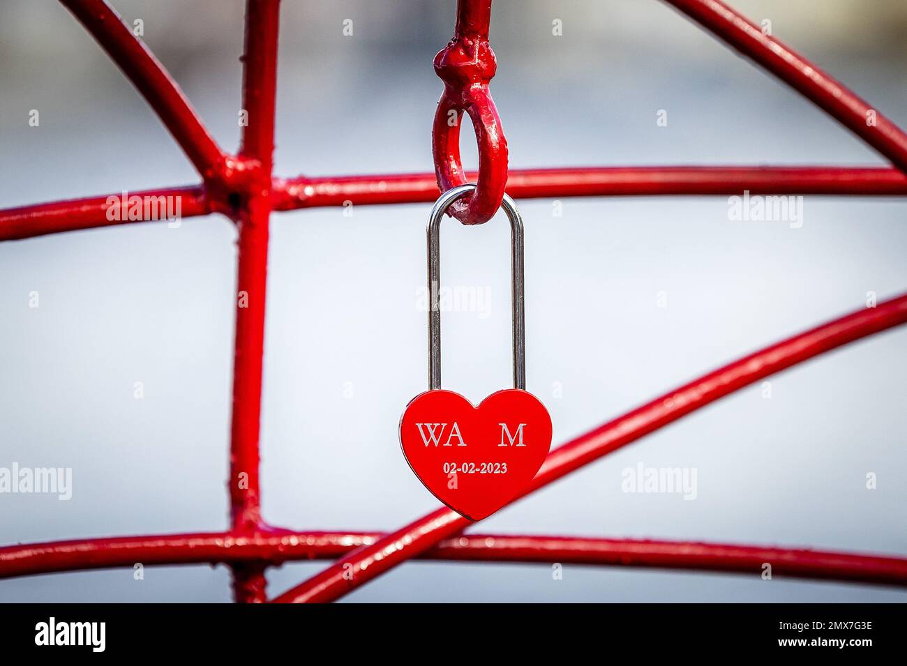 WILLEMSTAD - King Willem-Alexander and Queen Maxima hang a lock on the ...