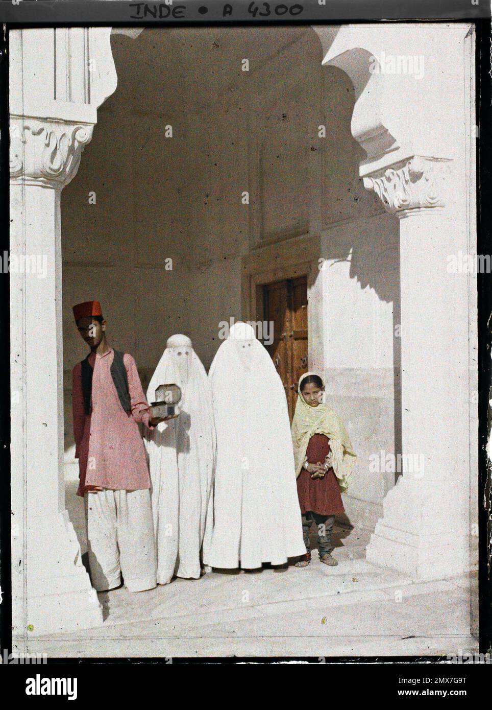 Delhi, Muslim India entirely veiled in white, little girl and ...