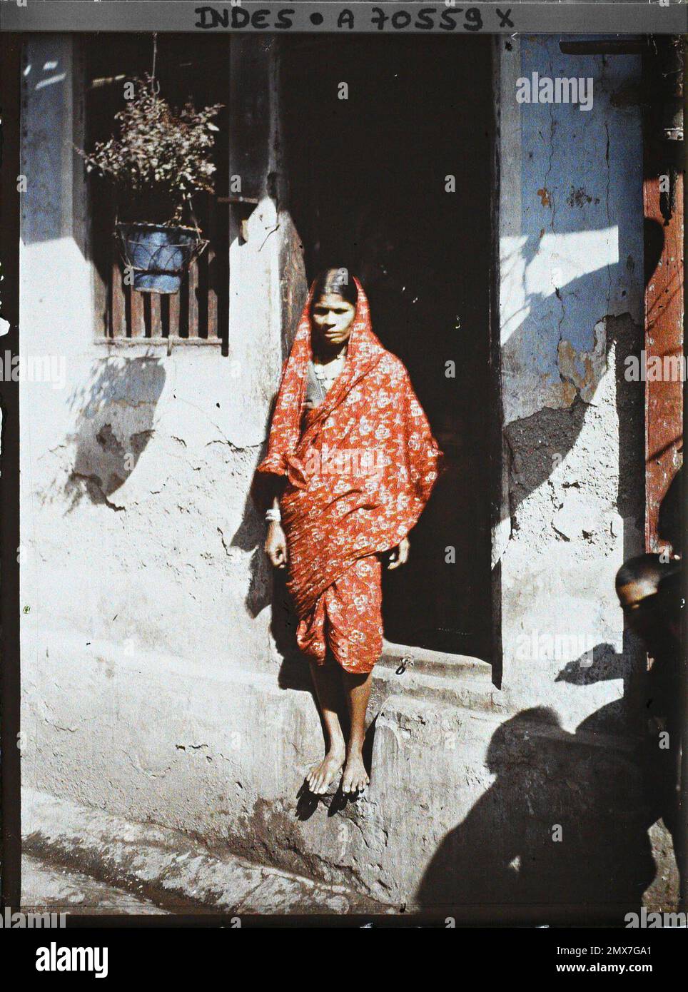 Bombay, Indes a Hindu woman at the door of a house , 1913-1914 - India ...