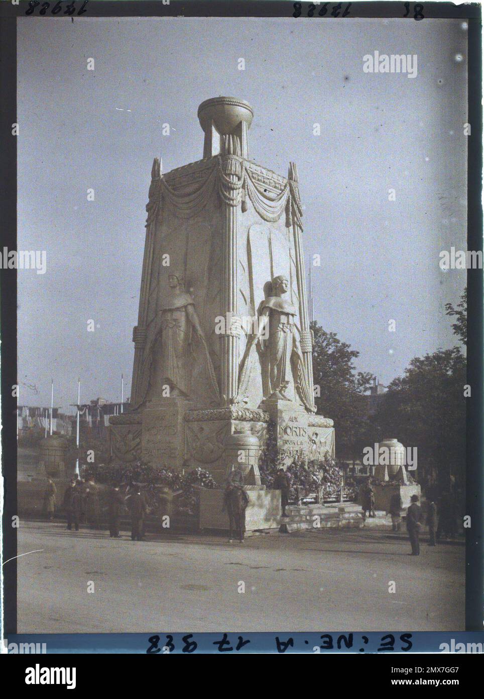 Paris (VIIIE arr.), France The cenotaph raised in memory of the dead ...