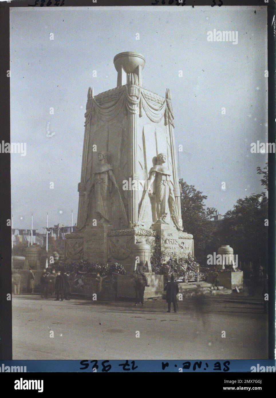 Paris (VIIIE arr.), France The cenotaph raised in memory of the dead ...