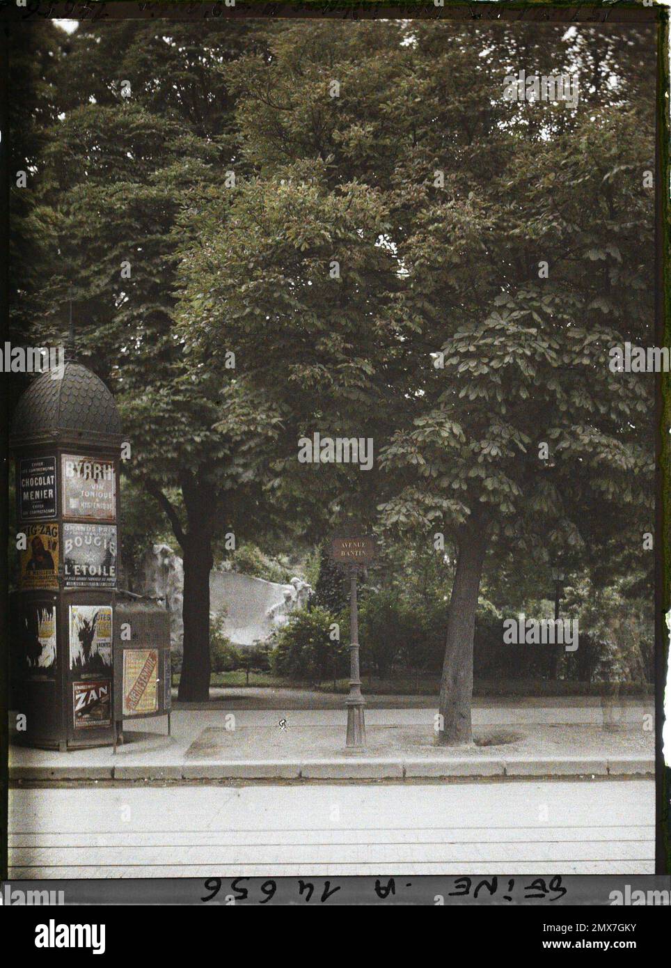 Paris (8th arr.), France Poteau indicator "avenue d 'Antin Stock Photo ...