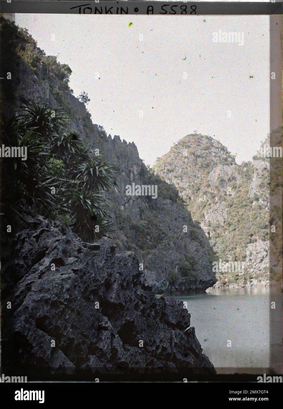 Baie de Ha-Long, Tonkin, Indochina the Rock of the "toad" (?) , Léon ...