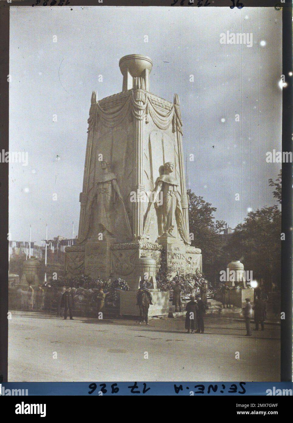 Paris (VIIIE arr.), France The cenotaph raised in memory of the dead ...