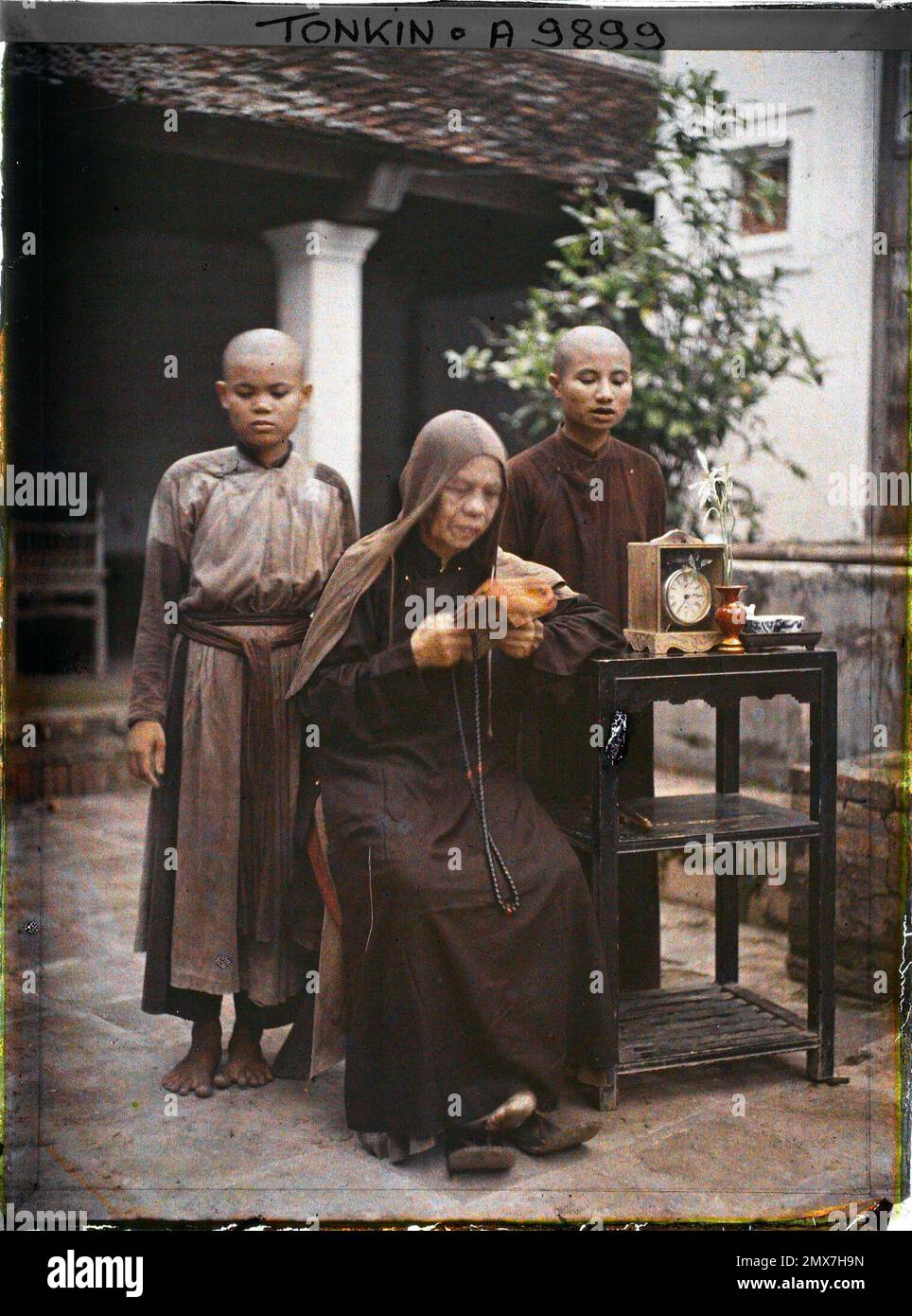 Hà-Nôi, Tonkin, Indochina A bonzesse reading in front of two novices ...