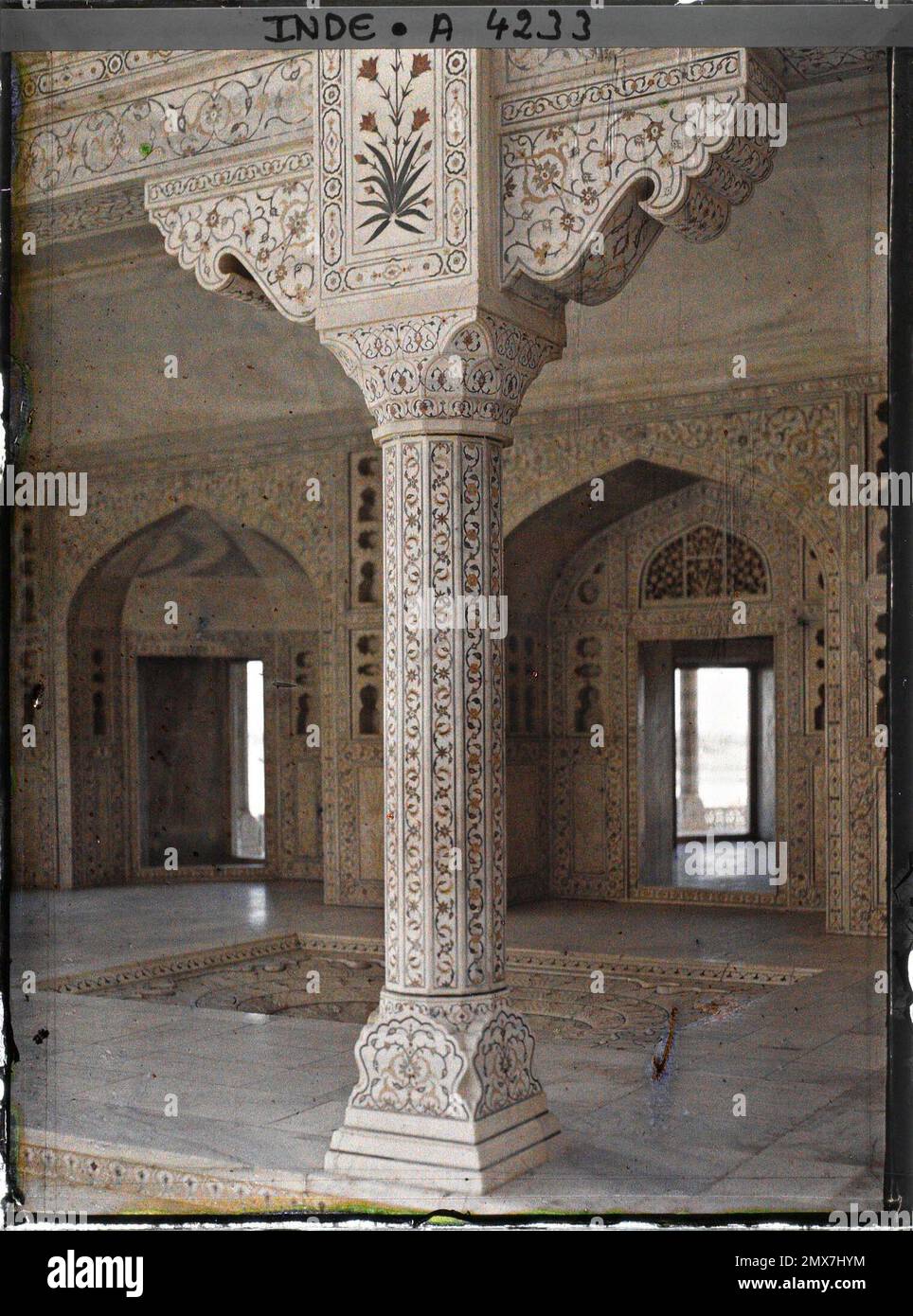 AGRA, Indies one of the pillars of the Jasmine Tower (Musamman Burj) in ...