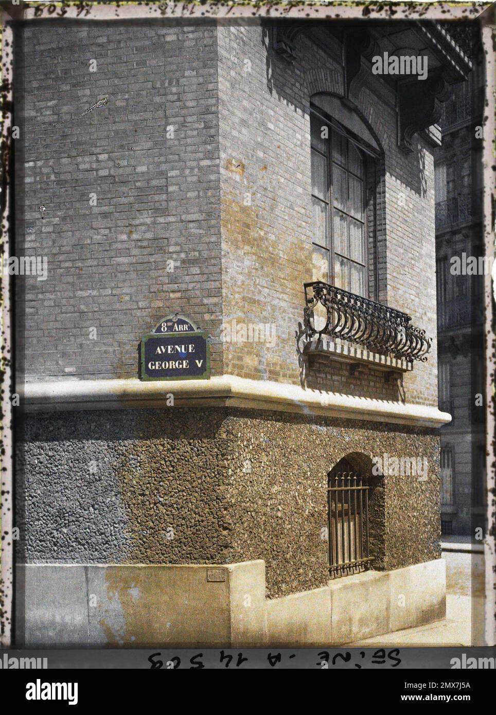 Paris (8th arr.), France Plaque "avenue George-V Stock Photo - Alamy