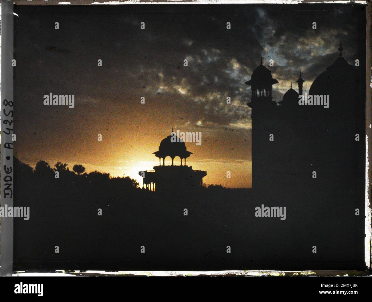 AGRA, Indies sunset on a flag of enclosure and the angle of the Taj ...