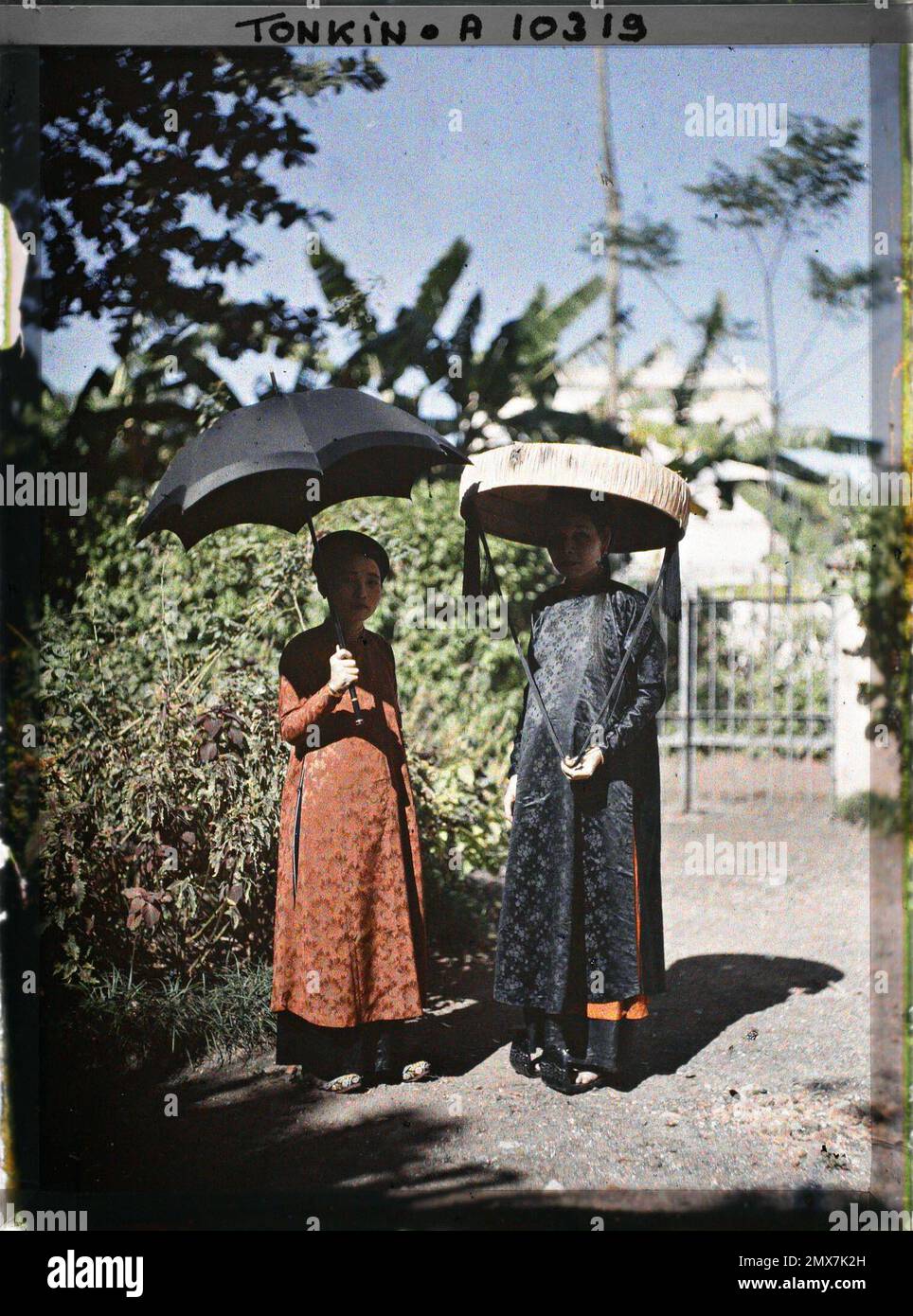 Hà-Nôi (?), Tonkin, Indochina two ladies in the wealthy class ...