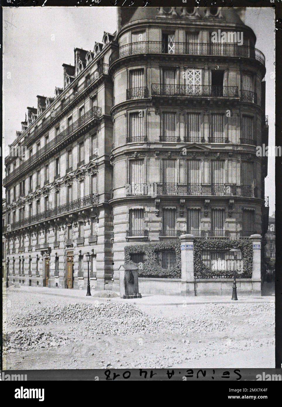 Paris (8th arr.), France La Place et la rue François Ier Stock Photo ...