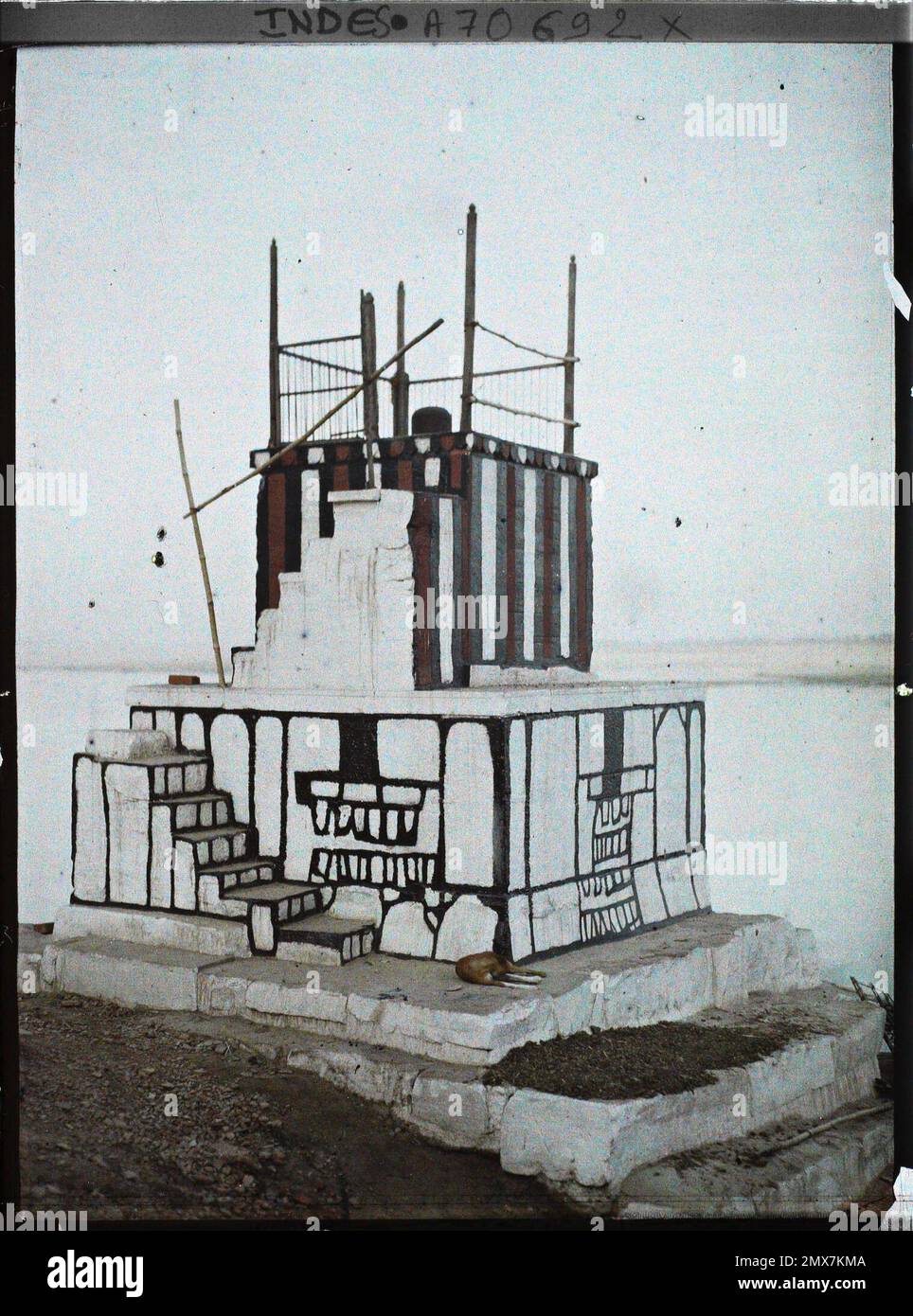 Benarès, Indies altar surmounted by a lingam on the edge of the Ganges ...
