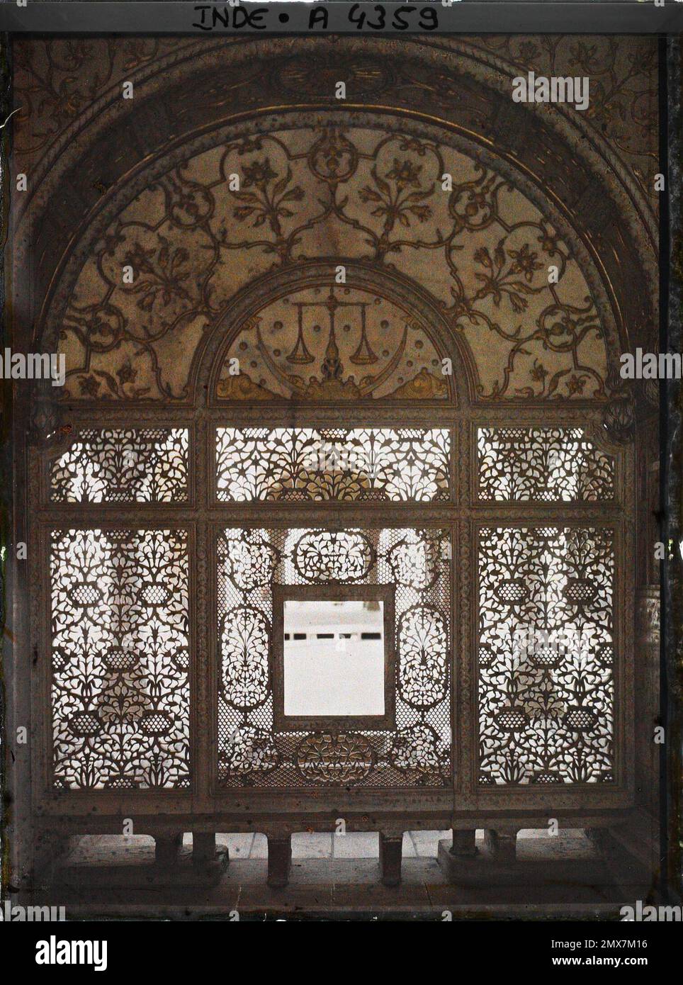 Delhi, Indes Opened Marble Ecran (Jali), surmounted by an alabaster ...