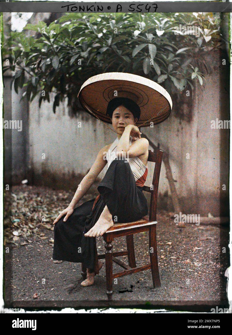 Hà-Nôi, Tonkin, Indochina A young woman from the people in ample and ...