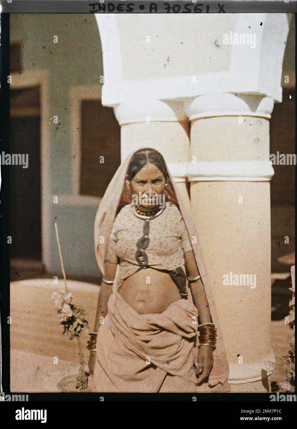 Bombay, Indes Portrait in American plan of a woman at the entrance of a ...