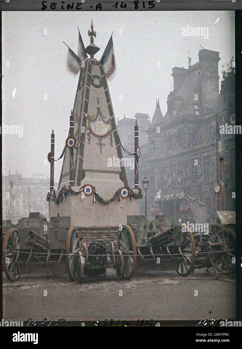 Paris (4th arr.), France pylon raised on the Place de l 'Hôtel de Ville ...