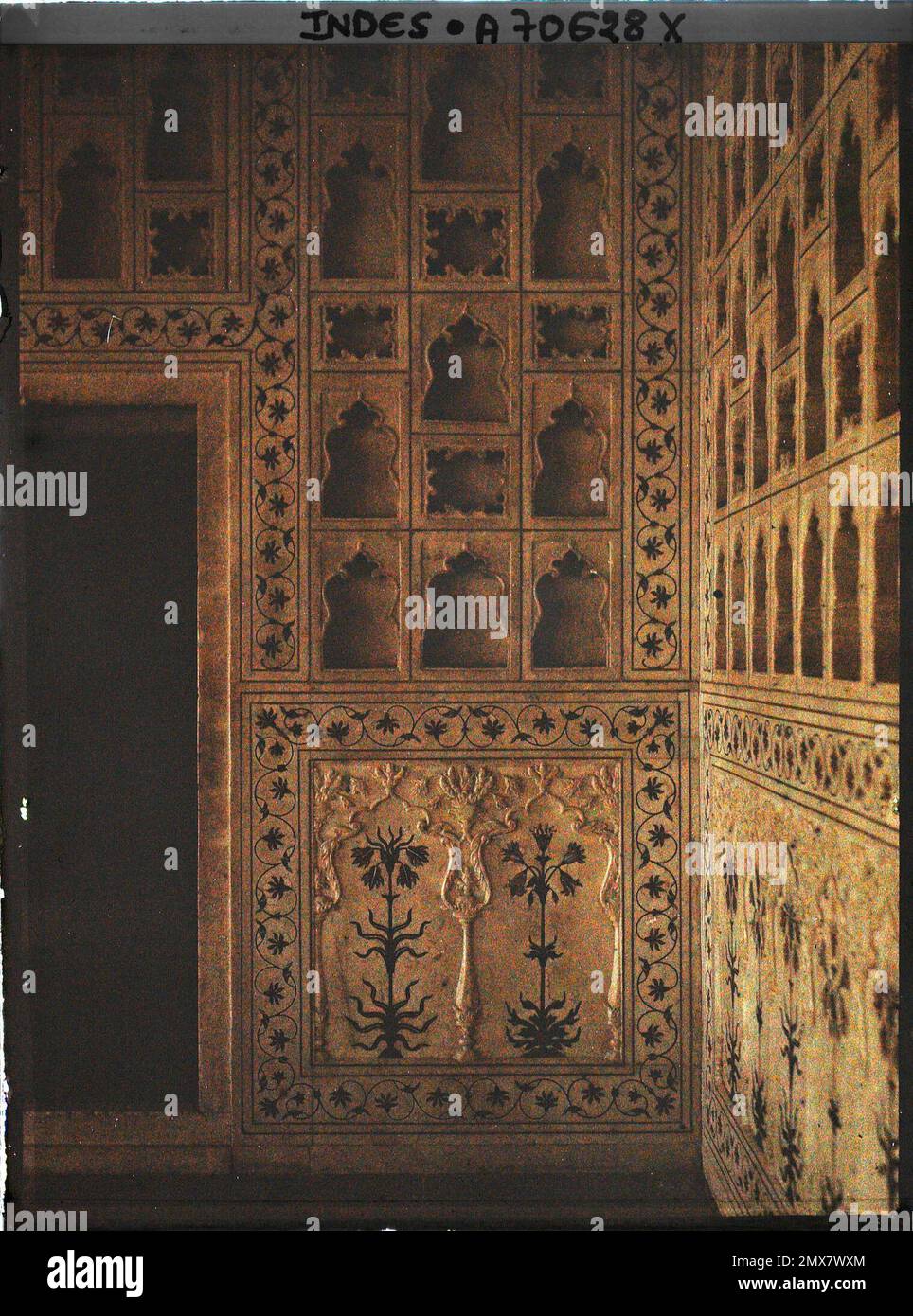 Delhi, Indes Wall decorated with Pietra Dura and Jali in the private ...