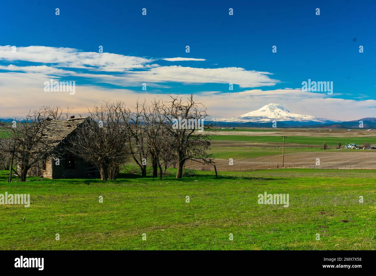 Abandoned ranch scenic mountains hi-res stock photography and images ...