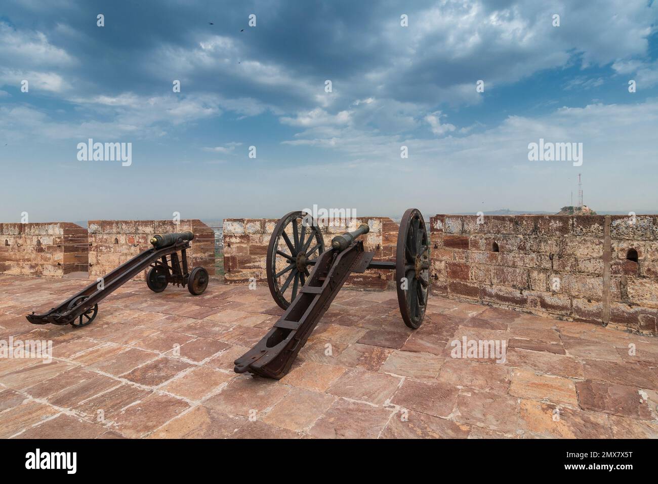 Canons on top fortress hi-res stock photography and images - Alamy