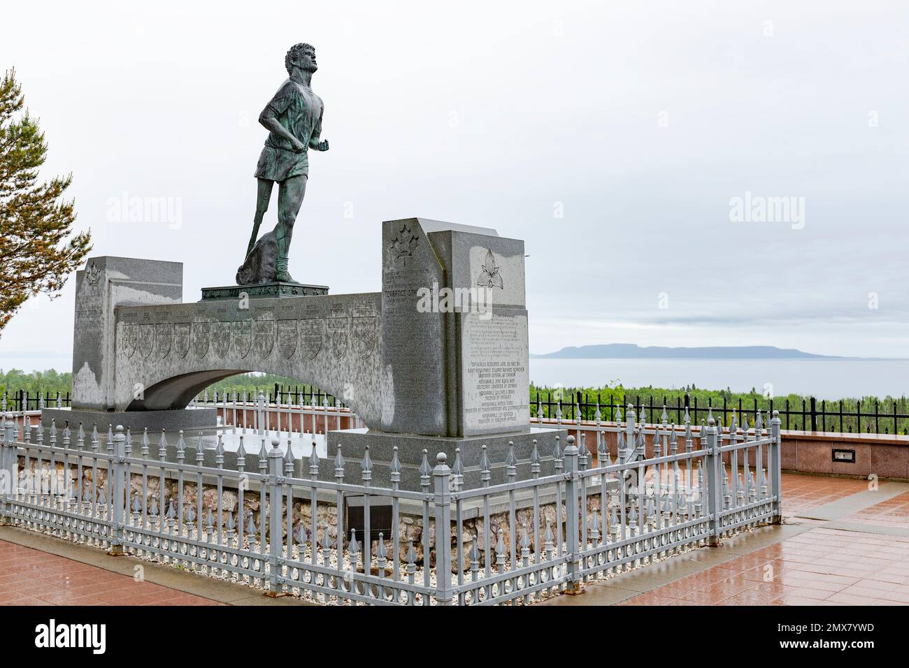 Terry fox monument thunder bay hi-res stock photography and images - Alamy