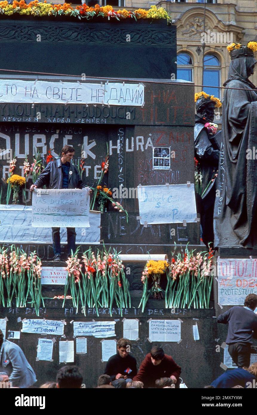 RECUERDO A LOS HECHOS - CARTELES Y FLORES EXPUESTOS EN LA PRIMAVERA DE ...