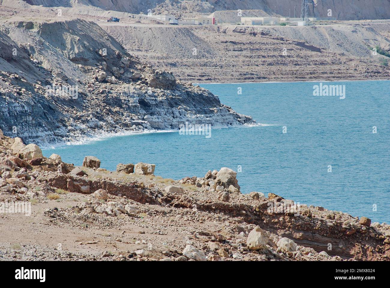 shoreline of the coast at dead sea on the border of Jordan and Israel ...